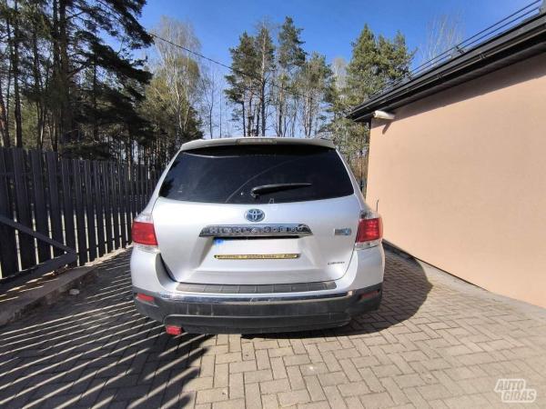 Pelēks Toyota Highlander 2013 Viļņa, ar dzinēja tilpumu 3.50 L un nobraukumu 206 tūkst. km par 13700 €, foto 4 vietnē AUTOMOTO.COM.LV