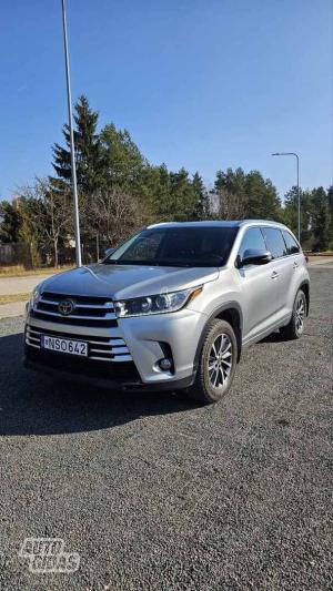 Grey Toyota Highlander 2017 in Vilnius, with an engine capacity of 3.50 L and mileage of 167 thousand km for 22500 €, photo 3 on AUTOMOTO.COM.LV
