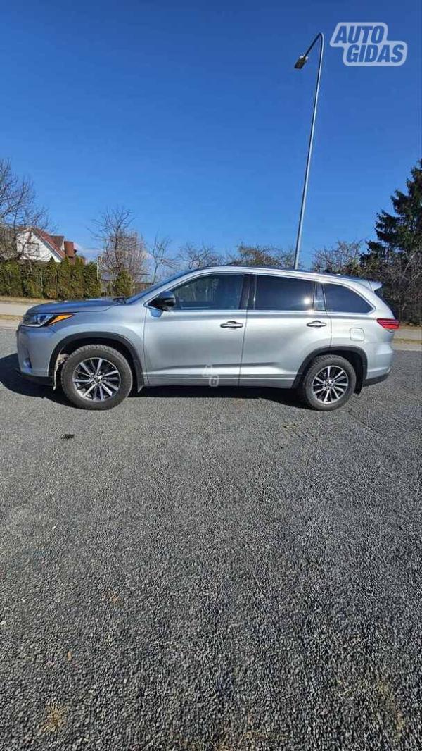 Pelēks Toyota Highlander 2017 Viļņa, ar dzinēja tilpumu 3.50 L un nobraukumu 167 tūkst. km par 22500 €, foto 4 vietnē AUTOMOTO.COM.LV