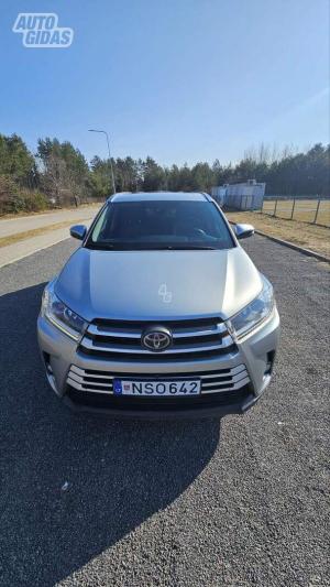 Grey Toyota Highlander 2017 in Vilnius, with an engine capacity of 3.50 L and mileage of 167 thousand km for 22500 €, photo 6 on AUTOMOTO.COM.LV
