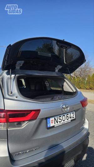 Grey Toyota Highlander 2017 in Vilnius, with an engine capacity of 3.50 L and mileage of 167 thousand km for 22500 €, photo 8 on AUTOMOTO.COM.LV