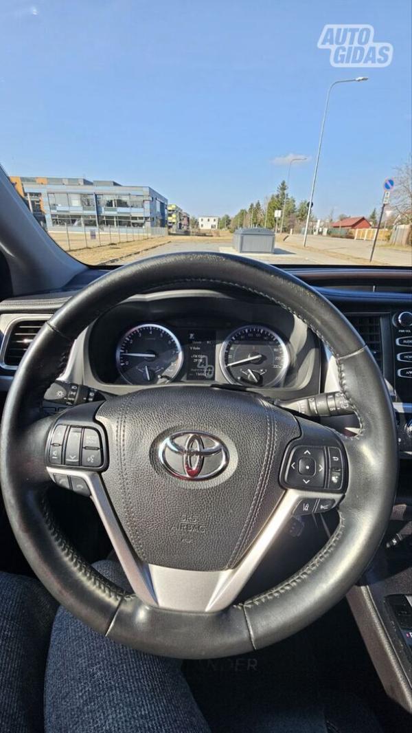 Pelēks Toyota Highlander 2017 Viļņa, ar dzinēja tilpumu 3.50 L un nobraukumu 167 tūkst. km par 22500 €, foto 9 vietnē AUTOMOTO.COM.LV