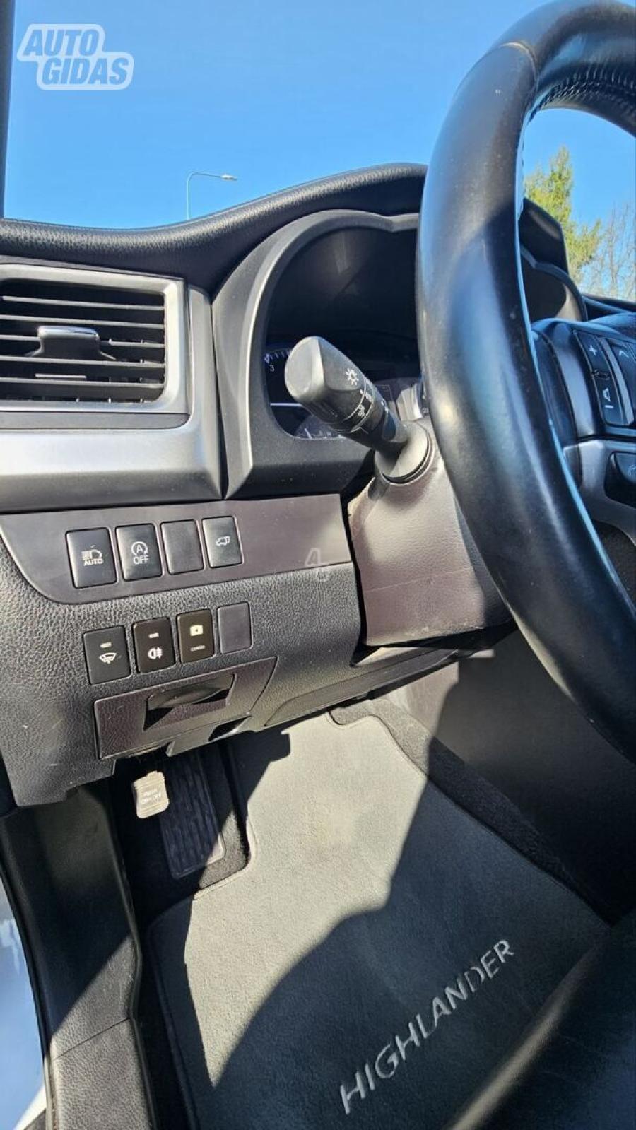 Grey Toyota Highlander 2017 in Vilnius, with an engine capacity of 3.50 L and mileage of 167 thousand km for 22500 €, photo 12 on AUTOMOTO.COM.LV