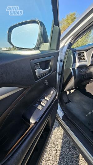 Grey Toyota Highlander 2017 in Vilnius, with an engine capacity of 3.50 L and mileage of 167 thousand km for 22500 €, photo 14 on AUTOMOTO.COM.LV