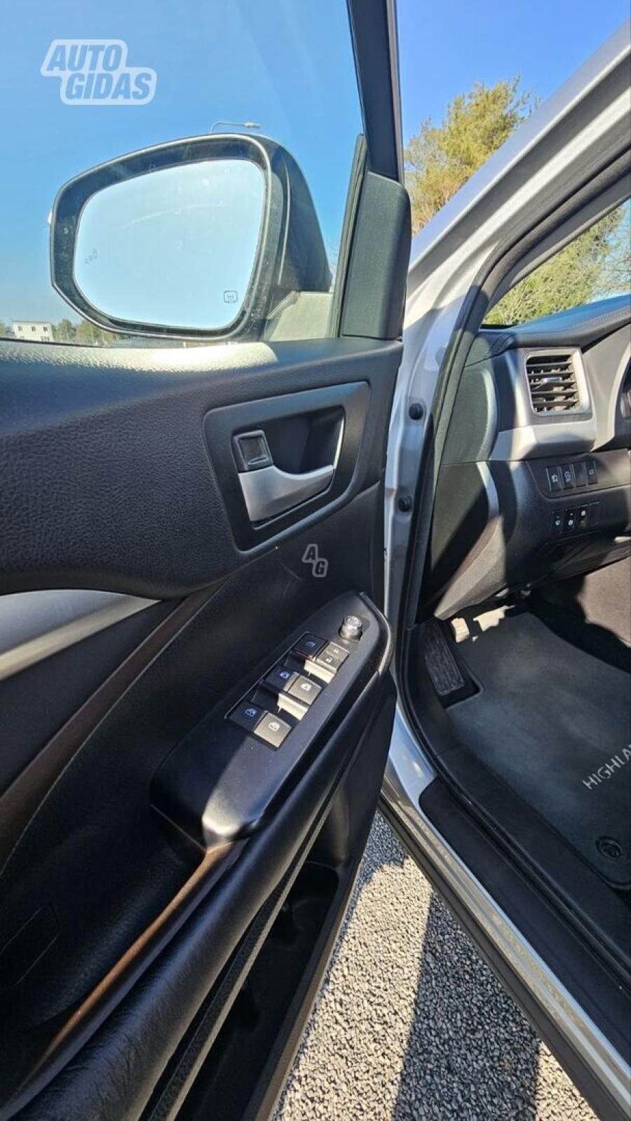 Grey Toyota Highlander 2017 in Vilnius, with an engine capacity of 3.50 L and mileage of 167 thousand km for 22500 €, photo 14 on AUTOMOTO.COM.LV
