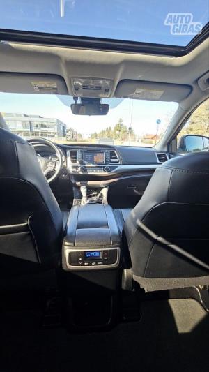 Grey Toyota Highlander 2017 in Vilnius, with an engine capacity of 3.50 L and mileage of 167 thousand km for 22500 €, photo 15 on AUTOMOTO.COM.LV