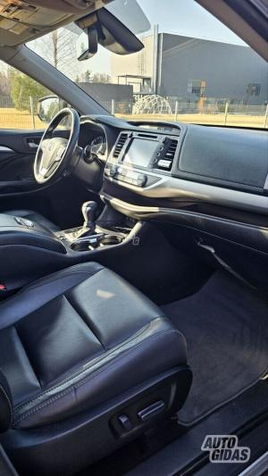 Grey Toyota Highlander 2017 in Vilnius, with an engine capacity of 3.50 L and mileage of 167 thousand km for 22500 €, photo 18 on AUTOMOTO.COM.LV