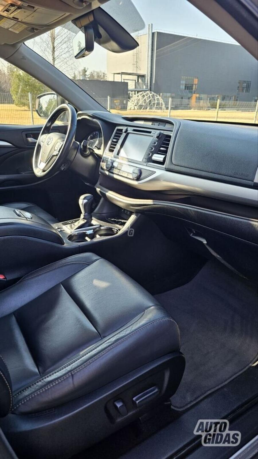 Grey Toyota Highlander 2017 in Vilnius, with an engine capacity of 3.50 L and mileage of 167 thousand km for 22500 €, photo 18 on AUTOMOTO.COM.LV