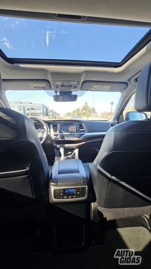 Grey Toyota Highlander 2017 in Vilnius, with an engine capacity of 3.50 L and mileage of 167 thousand km for 22500 €, photo 19 on AUTOMOTO.COM.LV