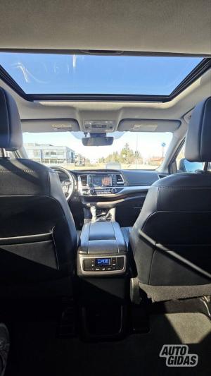 Grey Toyota Highlander 2017 in Vilnius, with an engine capacity of 3.50 L and mileage of 167 thousand km for 22500 €, photo 24 on AUTOMOTO.COM.LV