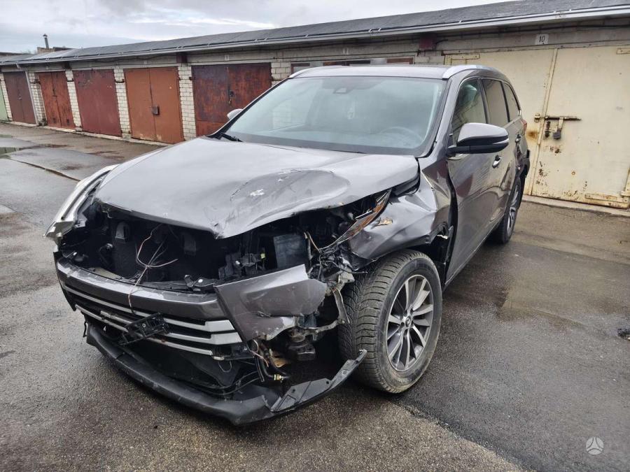 Grey Toyota Highlander 2017 in Kaunas, with an engine capacity of 3.46 L and mileage of 180 thousand km for 6500 €, photo 1 on AUTOMOTO.COM.LV