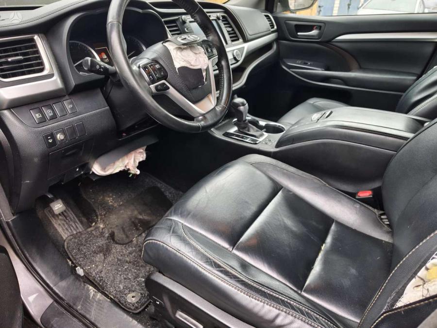 Grey Toyota Highlander 2017 in Kaunas, with an engine capacity of 3.46 L and mileage of 180 thousand km for 6500 €, photo 7 on AUTOMOTO.COM.LV