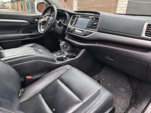 Grey Toyota Highlander 2017 in Kaunas, with an engine capacity of 3.46 L and mileage of 180 thousand km for 6500 €, photo 8 on AUTOMOTO.COM.LV