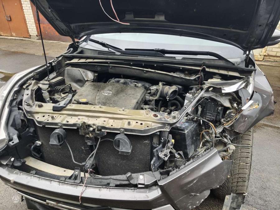 Grey Toyota Highlander 2017 in Kaunas, with an engine capacity of 3.46 L and mileage of 180 thousand km for 6500 €, photo 9 on AUTOMOTO.COM.LV