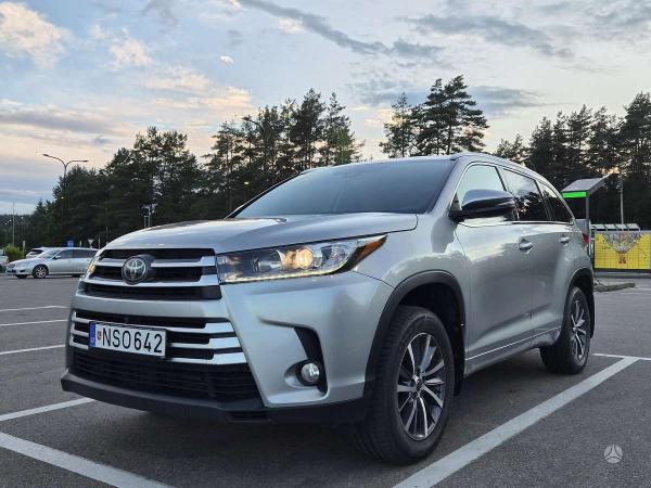 Pelēks Toyota Highlander 2017 Viļņa, ar dzinēja tilpumu 3.50 L un nobraukumu 167 tūkst. km par 20700 €, foto 1 vietnē AUTOMOTO.COM.LV