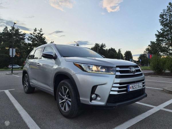 Pelēks Toyota Highlander 2017 Viļņa, ar dzinēja tilpumu 3.50 L un nobraukumu 167 tūkst. km par 20700 €, foto 2 vietnē AUTOMOTO.COM.LV