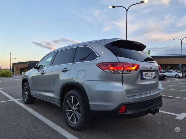 Pelēks Toyota Highlander 2017 Viļņa, ar dzinēja tilpumu 3.50 L un nobraukumu 167 tūkst. km par 20700 €, foto 3 vietnē AUTOMOTO.COM.LV