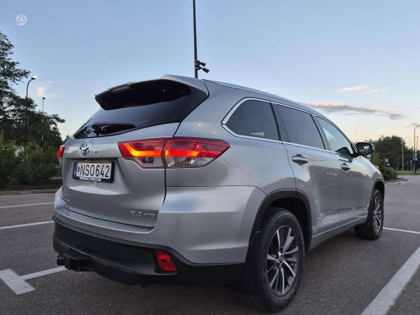 Pelēks Toyota Highlander 2017 Viļņa, ar dzinēja tilpumu 3.50 L un nobraukumu 167 tūkst. km par 20700 €, foto 4 vietnē AUTOMOTO.COM.LV