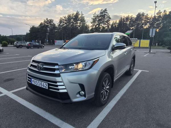 Pelēks Toyota Highlander 2017 Viļņa, ar dzinēja tilpumu 3.50 L un nobraukumu 167 tūkst. km par 20700 €, foto 5 vietnē AUTOMOTO.COM.LV