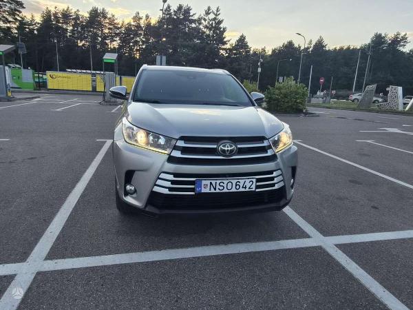Pelēks Toyota Highlander 2017 Viļņa, ar dzinēja tilpumu 3.50 L un nobraukumu 167 tūkst. km par 20700 €, foto 6 vietnē AUTOMOTO.COM.LV