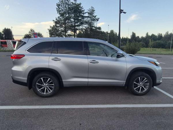 Pelēks Toyota Highlander 2017 Viļņa, ar dzinēja tilpumu 3.50 L un nobraukumu 167 tūkst. km par 20700 €, foto 7 vietnē AUTOMOTO.COM.LV