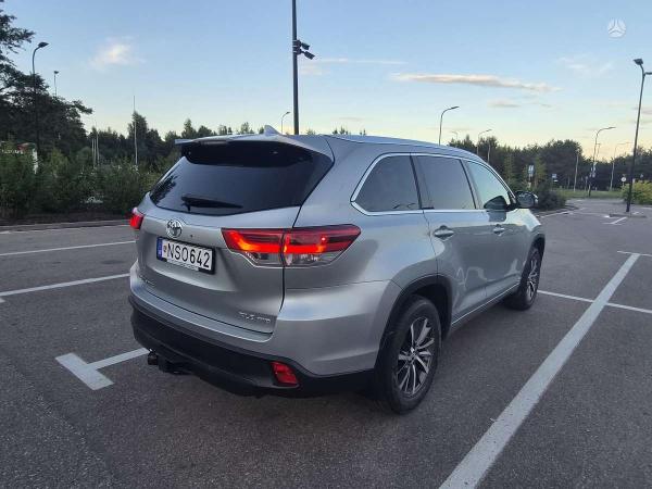 Pelēks Toyota Highlander 2017 Viļņa, ar dzinēja tilpumu 3.50 L un nobraukumu 167 tūkst. km par 20700 €, foto 9 vietnē AUTOMOTO.COM.LV