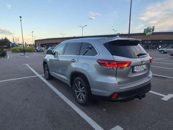 Pelēks Toyota Highlander 2017 Viļņa, ar dzinēja tilpumu 3.50 L un nobraukumu 167 tūkst. km par 20700 €, foto 10 vietnē AUTOMOTO.COM.LV