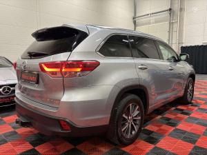 Grey Toyota Highlander 2017 in Vilnius, with an engine capacity of 3.46 L and mileage of 168 thousand km for 21490 €, photo 5 on AUTOMOTO.COM.LV