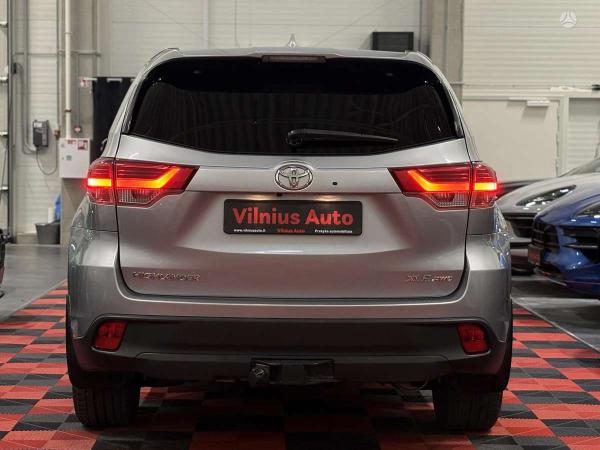 Toyota Highlander 2017 in Vilnius on AUTOMOTO.COM.LV Grey Toyota Highlander 2017 in Vilnius, with an engine capacity of 3.46 L and mileage of 168 thousand km for 21490 €, photo 6 on AUTOMOTO.COM.LV