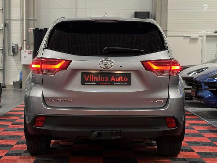 Grey Toyota Highlander 2017 in Vilnius, with an engine capacity of 3.46 L and mileage of 168 thousand km for 21490 €, photo 6 on AUTOMOTO.COM.LV