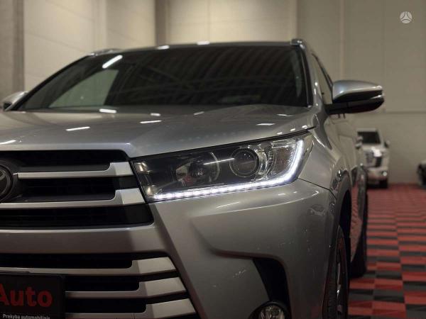 Toyota Highlander 2017 in Vilnius on AUTOMOTO.COM.LV Grey Toyota Highlander 2017 in Vilnius, with an engine capacity of 3.46 L and mileage of 168 thousand km for 21490 €, photo 8 on AUTOMOTO.COM.LV