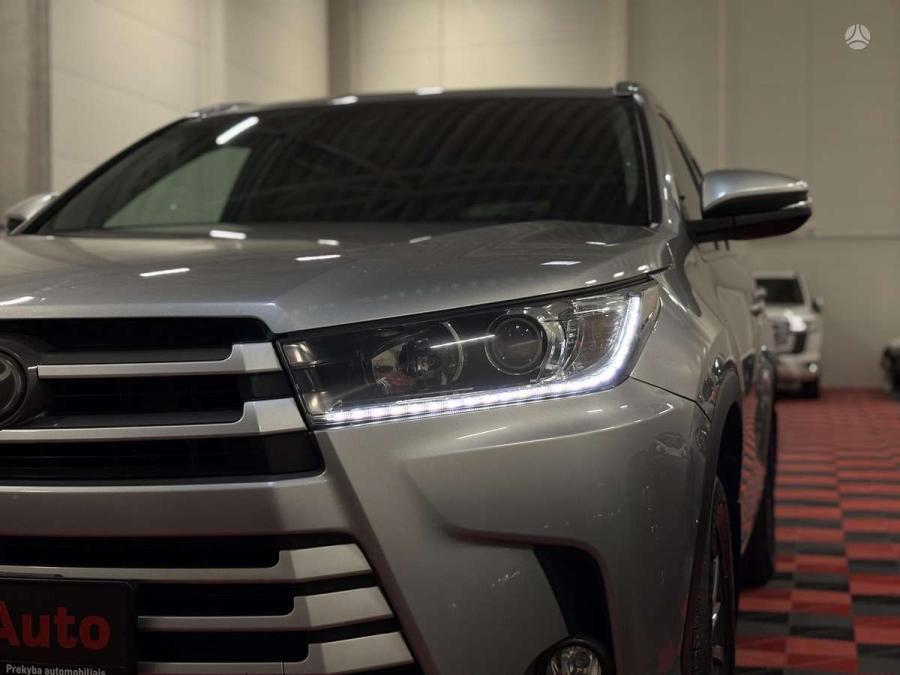 Grey Toyota Highlander 2017 in Vilnius, with an engine capacity of 3.46 L and mileage of 168 thousand km for 21490 €, photo 8 on AUTOMOTO.COM.LV