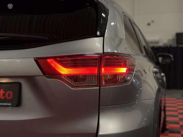 Toyota Highlander 2017 in Vilnius on AUTOMOTO.COM.LV Grey Toyota Highlander 2017 in Vilnius, with an engine capacity of 3.46 L and mileage of 168 thousand km for 21490 €, photo 9 on AUTOMOTO.COM.LV