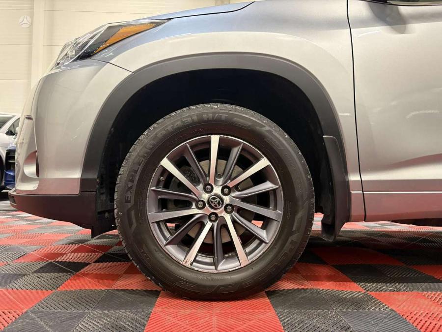 Grey Toyota Highlander 2017 in Vilnius, with an engine capacity of 3.46 L and mileage of 168 thousand km for 21490 €, photo 10 on AUTOMOTO.COM.LV