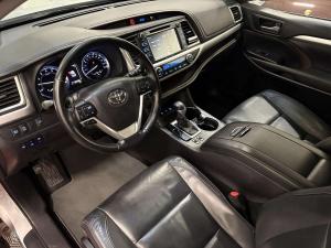 Grey Toyota Highlander 2017 in Vilnius, with an engine capacity of 3.46 L and mileage of 168 thousand km for 21490 €, photo 12 on AUTOMOTO.COM.LV