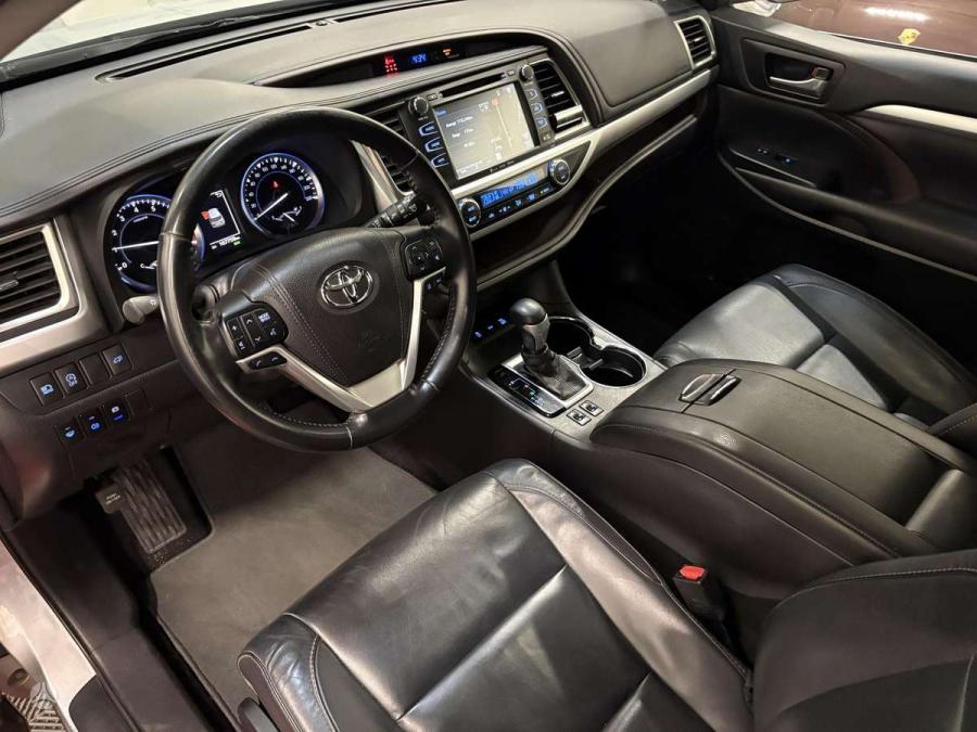 Grey Toyota Highlander 2017 in Vilnius, with an engine capacity of 3.46 L and mileage of 168 thousand km for 21490 €, photo 12 on AUTOMOTO.COM.LV