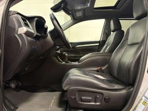 Grey Toyota Highlander 2017 in Vilnius, with an engine capacity of 3.46 L and mileage of 168 thousand km for 21490 €, photo 14 on AUTOMOTO.COM.LV