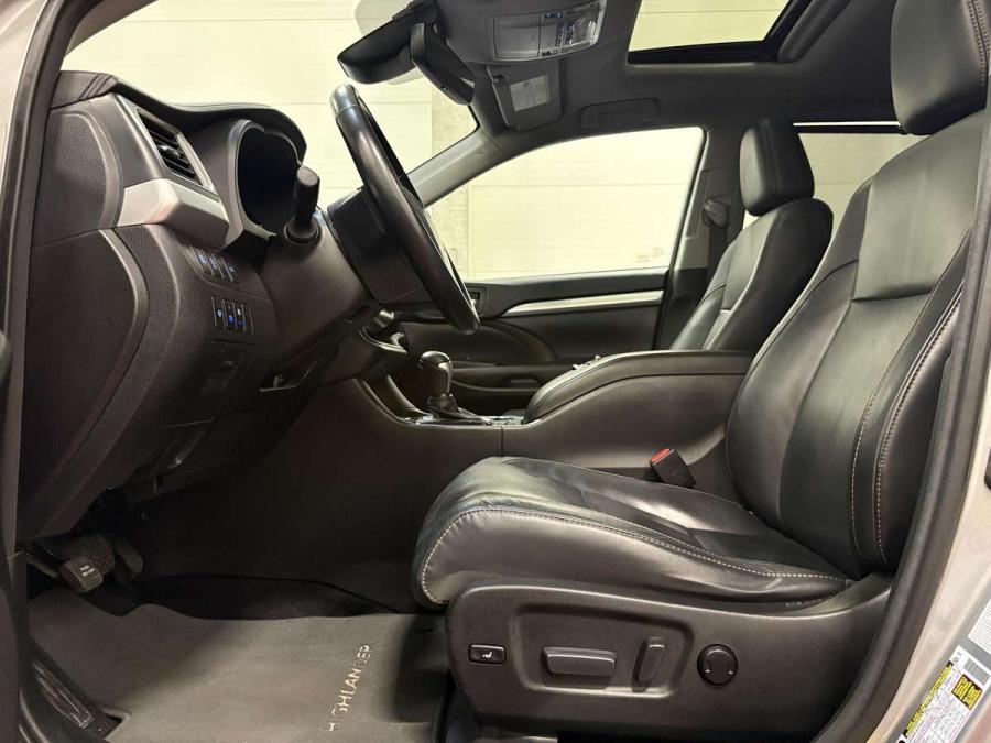 Grey Toyota Highlander 2017 in Vilnius, with an engine capacity of 3.46 L and mileage of 168 thousand km for 21490 €, photo 14 on AUTOMOTO.COM.LV