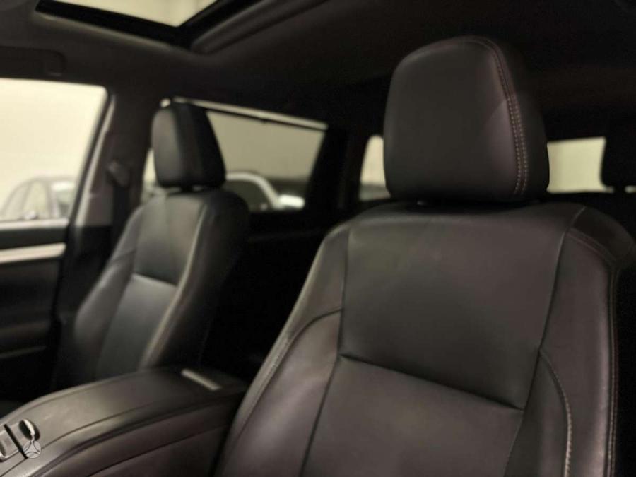 Grey Toyota Highlander 2017 in Vilnius, with an engine capacity of 3.46 L and mileage of 168 thousand km for 21490 €, photo 16 on AUTOMOTO.COM.LV