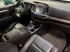 Grey Toyota Highlander 2017 in Vilnius, with an engine capacity of 3.46 L and mileage of 168 thousand km for 21490 €, photo 17 on AUTOMOTO.COM.LV