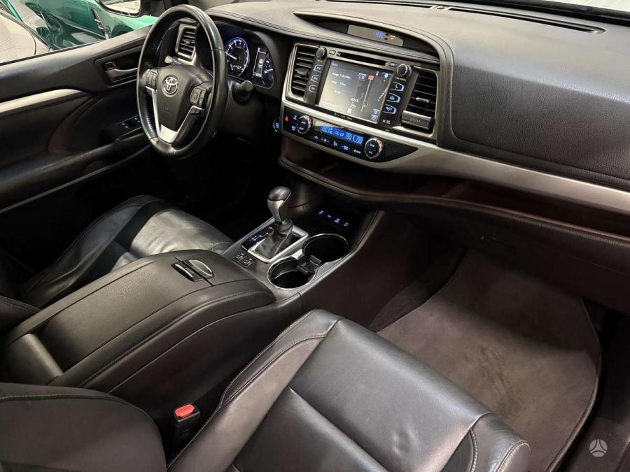 Grey Toyota Highlander 2017 in Vilnius, with an engine capacity of 3.46 L and mileage of 168 thousand km for 21490 €, photo 17 on AUTOMOTO.COM.LV