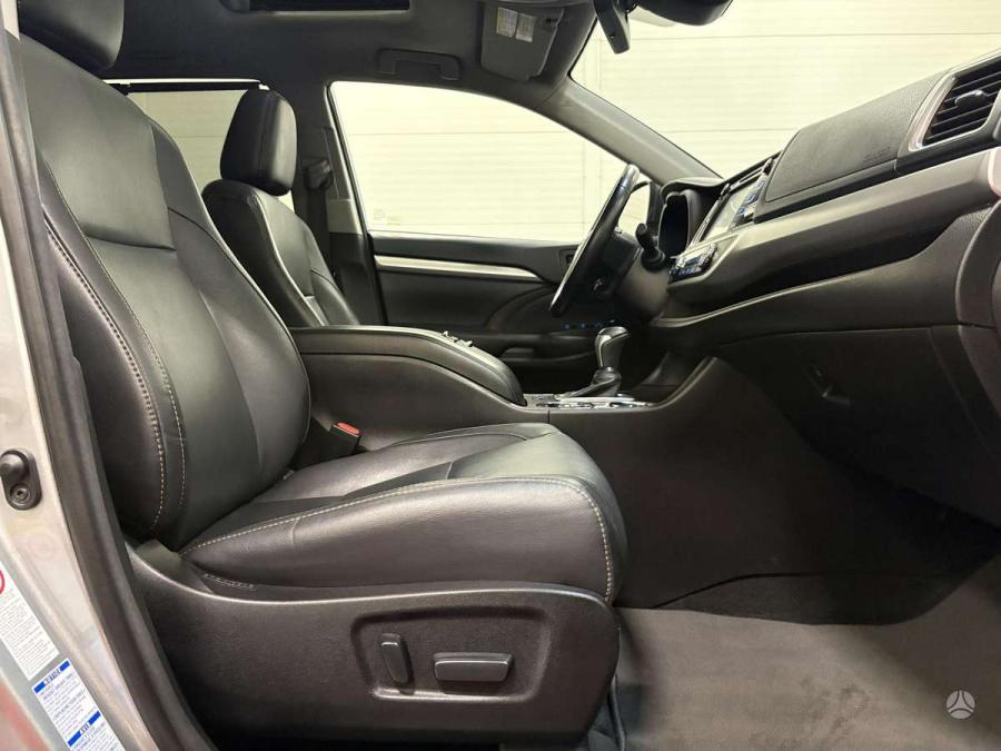 Grey Toyota Highlander 2017 in Vilnius, with an engine capacity of 3.46 L and mileage of 168 thousand km for 21490 €, photo 18 on AUTOMOTO.COM.LV