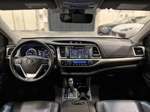 Grey Toyota Highlander 2017 in Vilnius, with an engine capacity of 3.46 L and mileage of 168 thousand km for 21490 €, photo 19 on AUTOMOTO.COM.LV