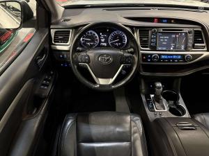 Grey Toyota Highlander 2017 in Vilnius, with an engine capacity of 3.46 L and mileage of 168 thousand km for 21490 €, photo 20 on AUTOMOTO.COM.LV