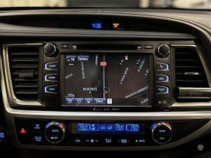Grey Toyota Highlander 2017 in Vilnius, with an engine capacity of 3.46 L and mileage of 168 thousand km for 21490 €, photo 26 on AUTOMOTO.COM.LV