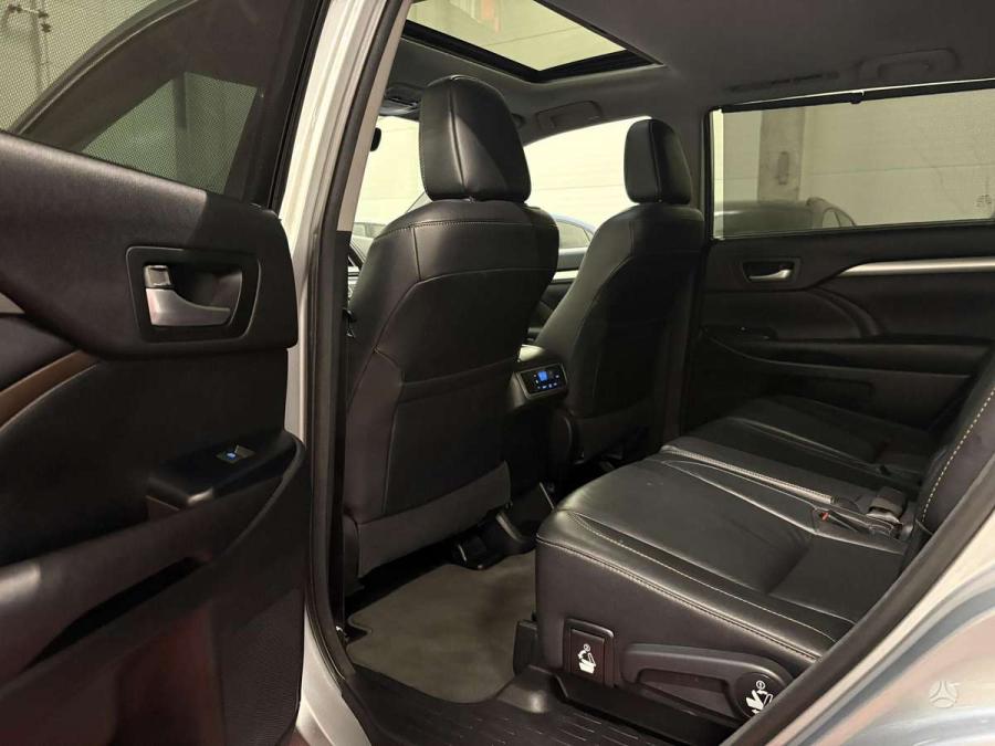 Grey Toyota Highlander 2017 in Vilnius, with an engine capacity of 3.46 L and mileage of 168 thousand km for 21490 €, photo 30 on AUTOMOTO.COM.LV