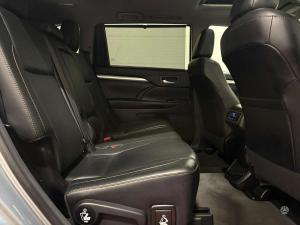 Grey Toyota Highlander 2017 in Vilnius, with an engine capacity of 3.46 L and mileage of 168 thousand km for 21490 €, photo 31 on AUTOMOTO.COM.LV