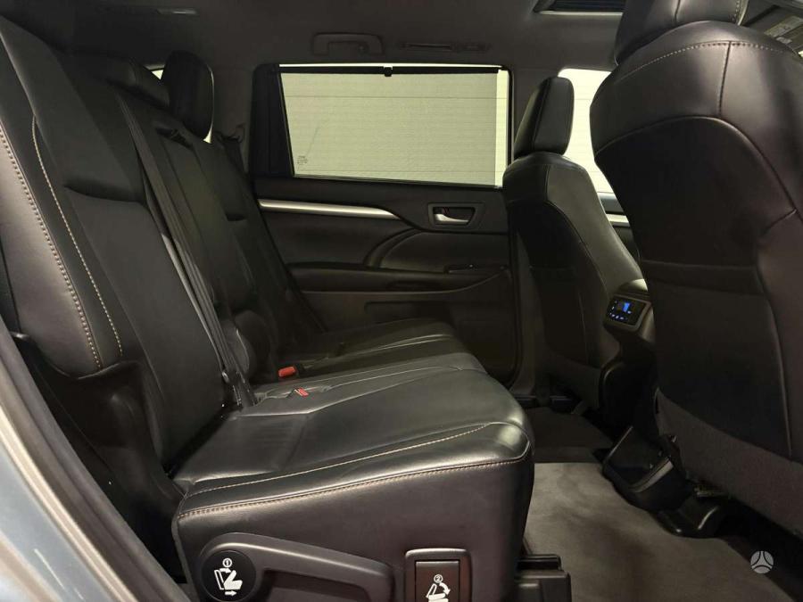 Grey Toyota Highlander 2017 in Vilnius, with an engine capacity of 3.46 L and mileage of 168 thousand km for 21490 €, photo 31 on AUTOMOTO.COM.LV