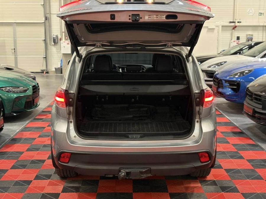 Grey Toyota Highlander 2017 in Vilnius, with an engine capacity of 3.46 L and mileage of 168 thousand km for 21490 €, photo 33 on AUTOMOTO.COM.LV