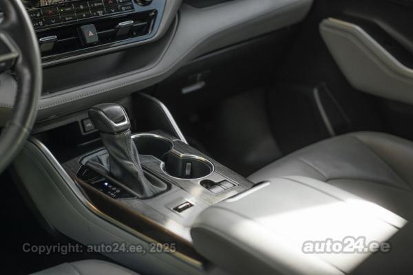 Grey Toyota Highlander 2021 in Riga, with an engine capacity of 2.50 L and mileage of 172 thousand km for 32000 €, photo 11 on AUTOMOTO.COM.LV
